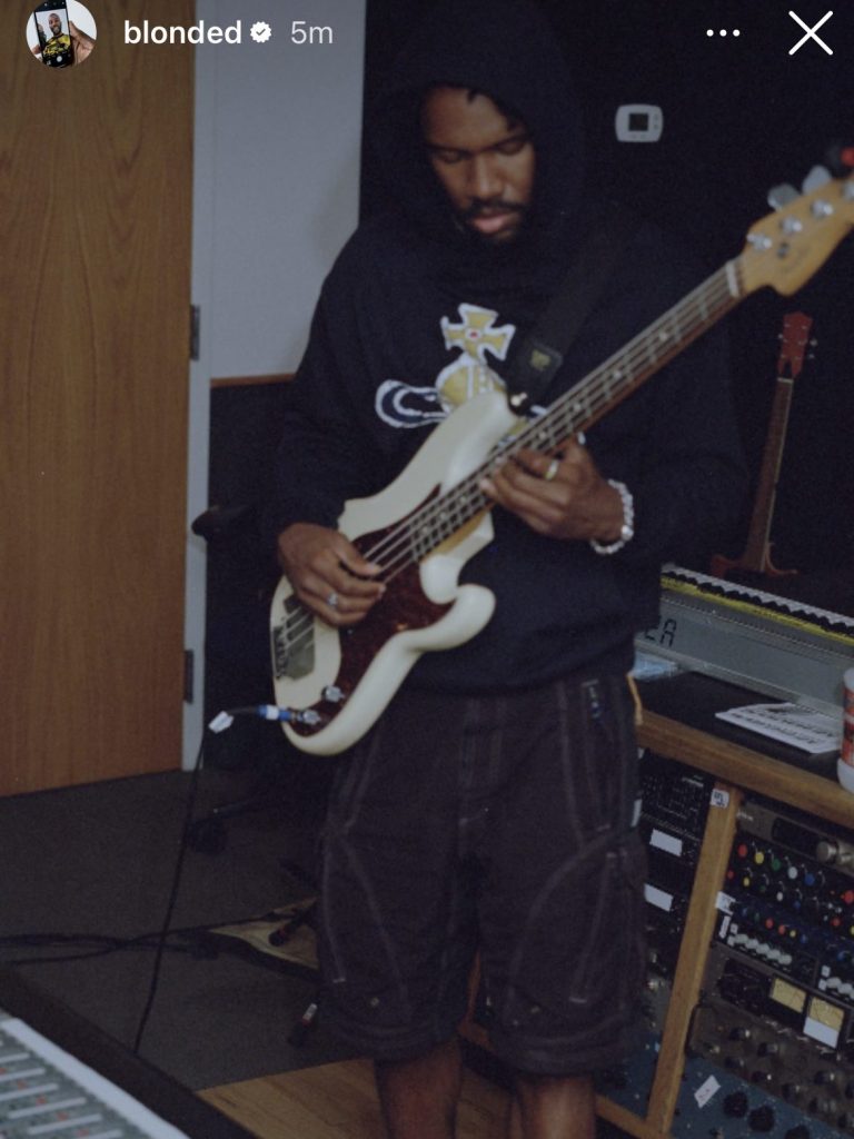 Frank Ocean insinúa nueva música con misteriosa foto de estudio
